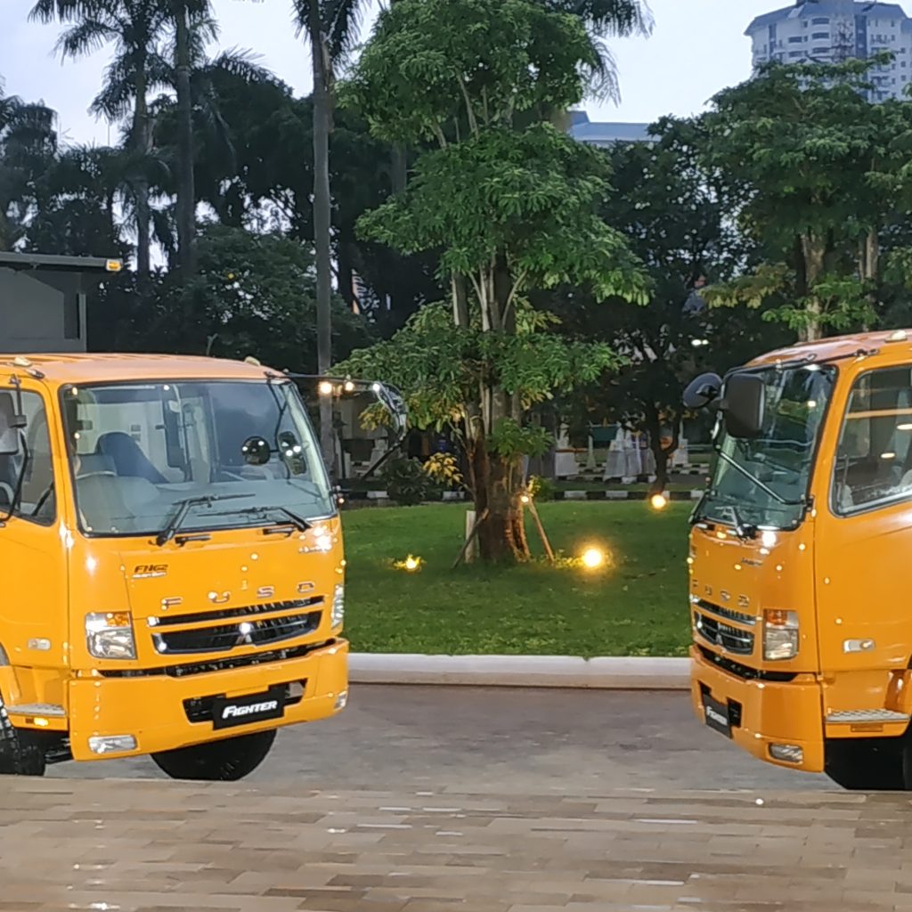 Jasa Persewaan Truk Fuso Tronton untuk Ekspedisi